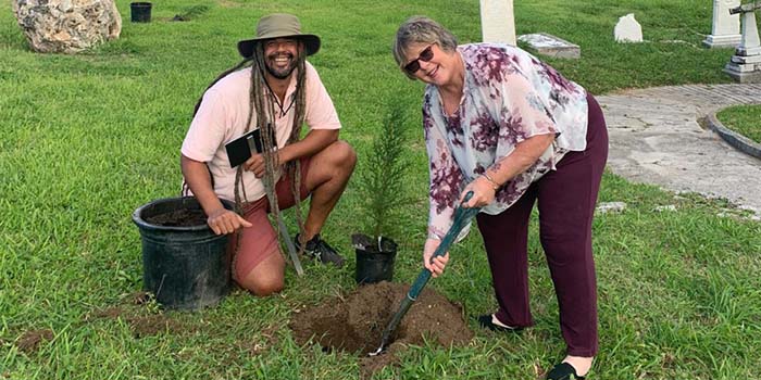 AFP & BNT Plant Tree To Honour Philanthropists - Bernews