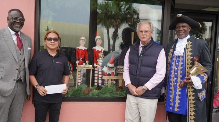 Demco Wins Christmas Window Contest - Bernews